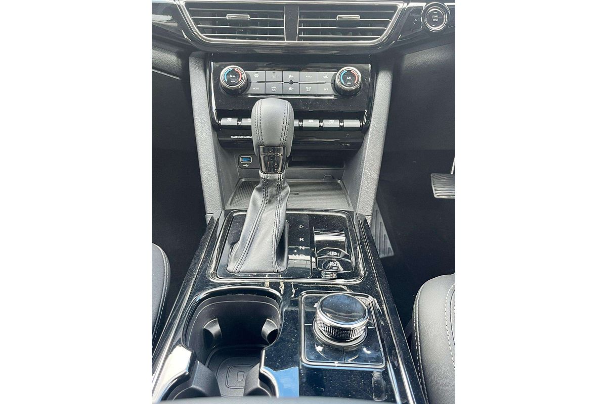2025 Mahindra XUV700 AX7L in Everest White | New SUV | Stock #MC55696 ...