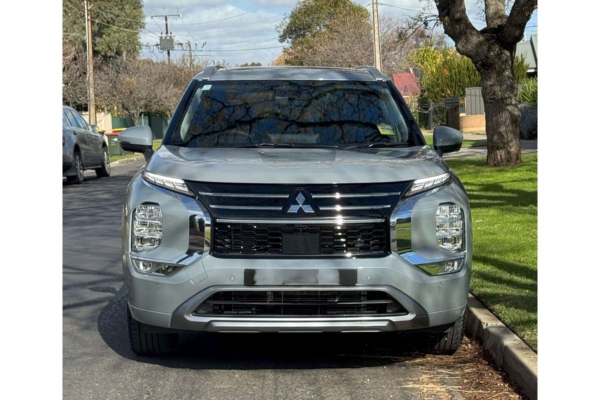 SOLD 2025 Mitsubishi Outlander Exceed in U35 MOONSTONE GREY | Demo SUV ...